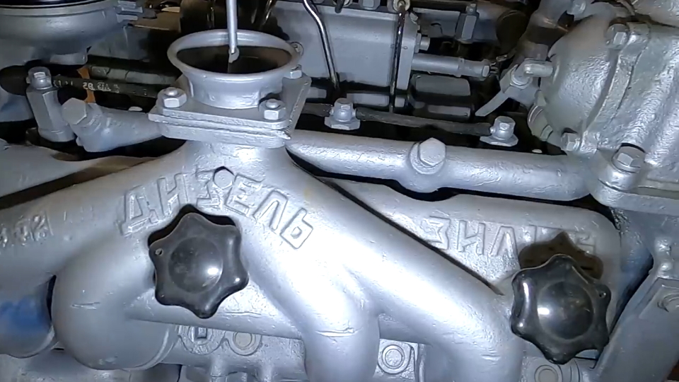 Экспериментальный дизель ЗиЛ-136. Рассматриваем советский дизельный V8 со всех сторон