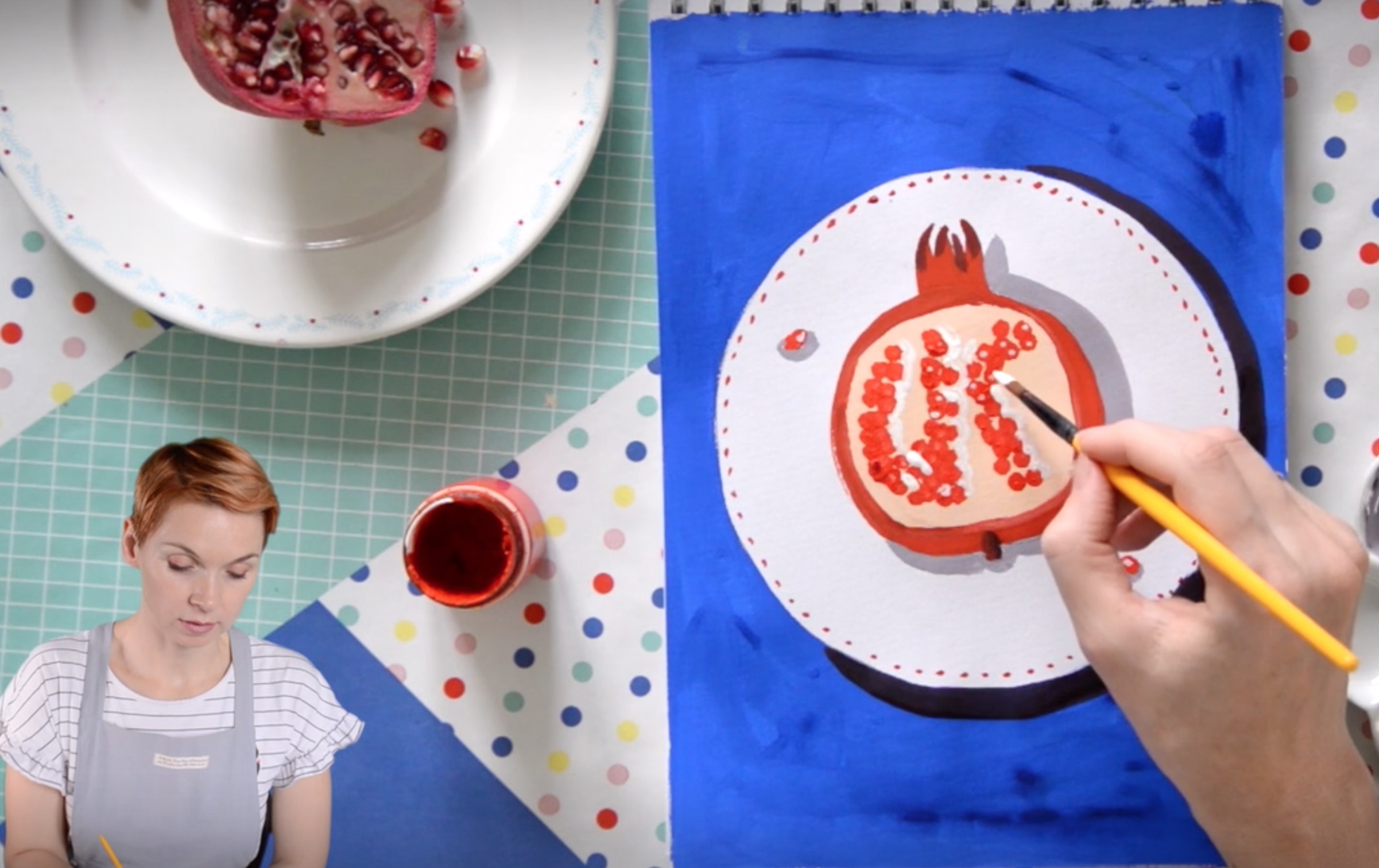 Декоративная композиция "Гранат в разрезе на тарелке" гуашью. Возраст 4+