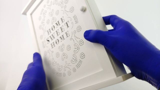 ML-3960 Ключница белая с резной дверцей.