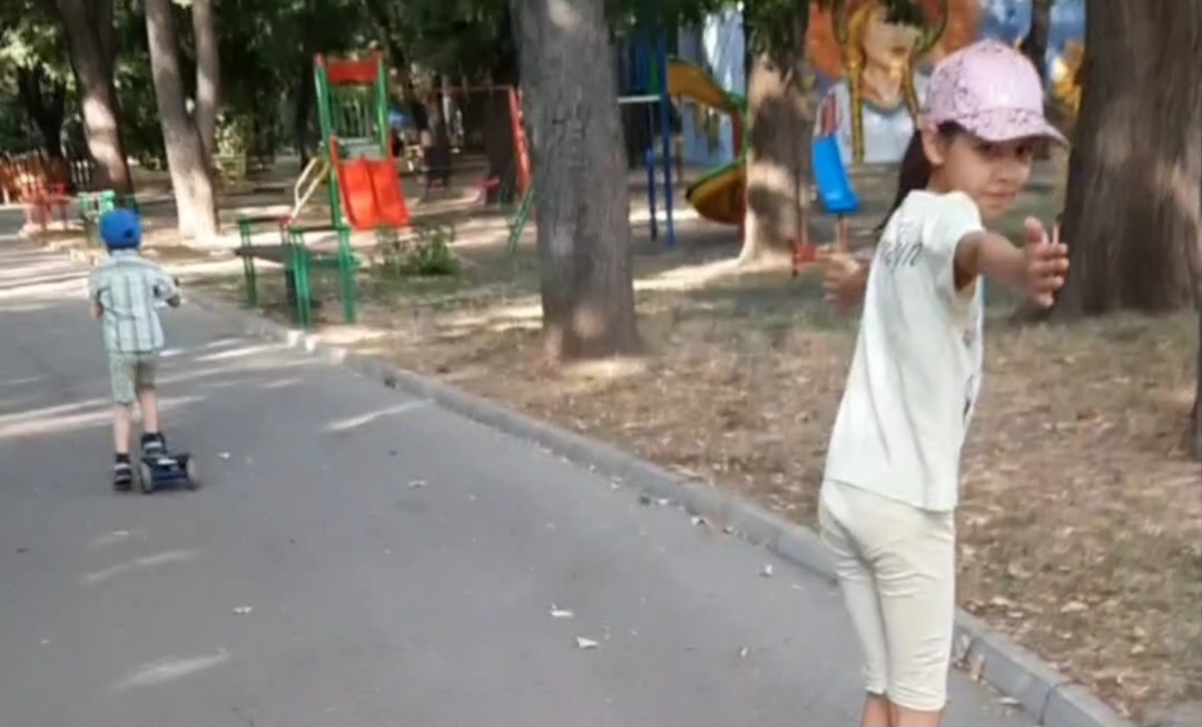 Алинка калинка катается на скейтборде, Антошка картошка катается на самокате ✨️??