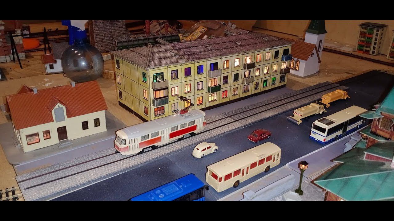 Строительство нового города на макете.