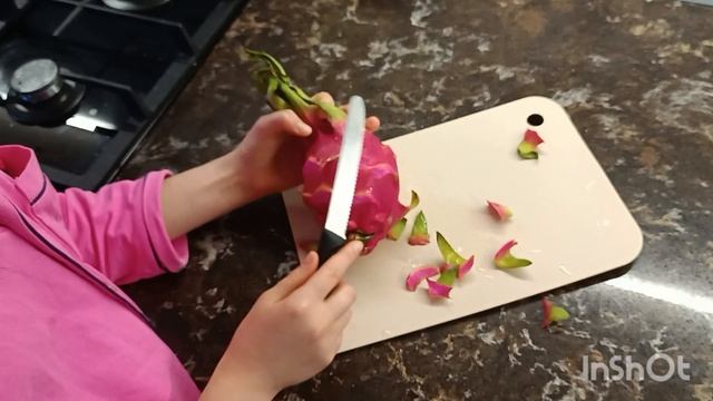 разрезаем драконий фрукт с Полинкой-малинкой