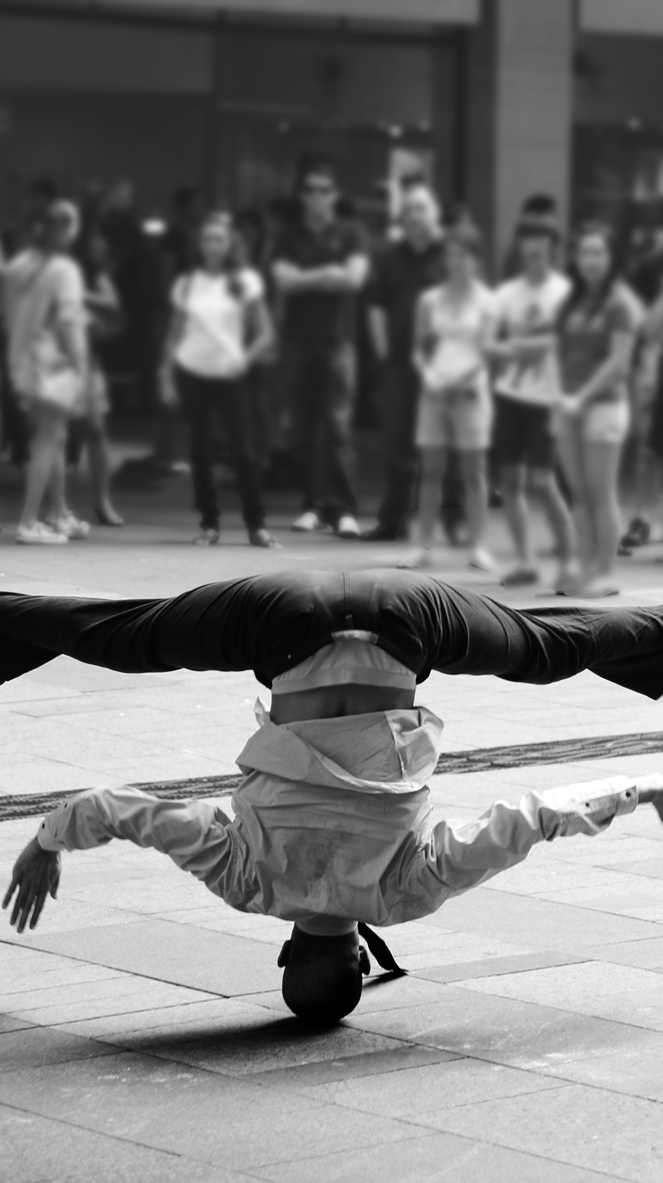 ЛИЦО РОМЧИКА, КОГДА ОН КРУТИТСЯ НА ГОЛОВЕ.