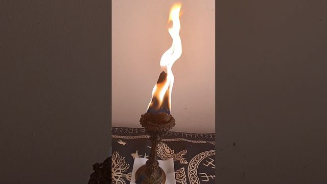 так горят магические свечи