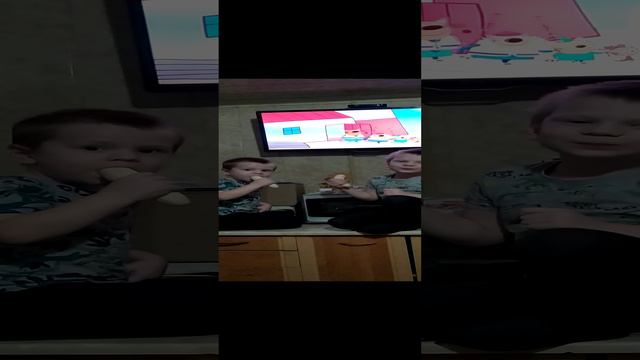 Мальчики кушают бананчики.