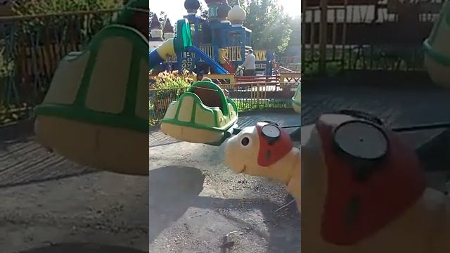 Алиса катается на карусели