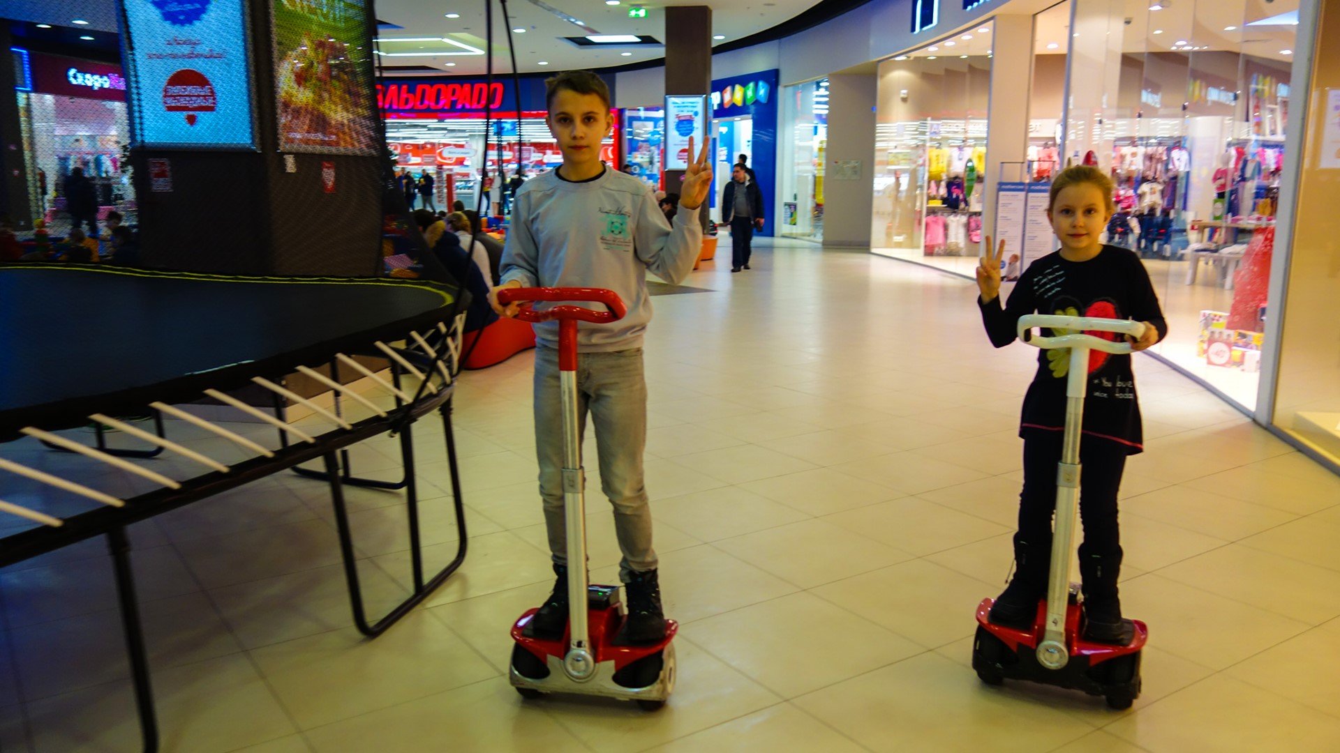 Никита с Лизой катаются на гироскутерах в ТЦ «Весна» - 29.01.2017