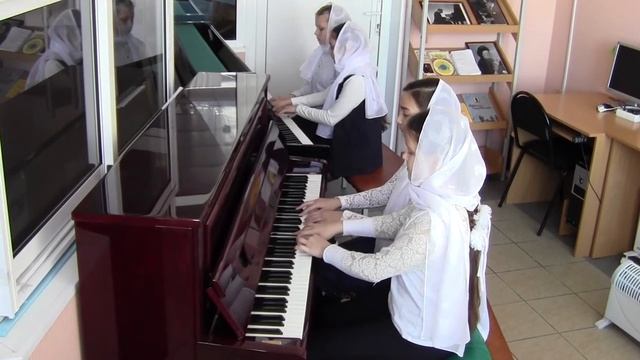 Даша  Лера Даша Уля Лиза.  Мусоргский.  КОЛОКОЛЬНЫЙ ЗВОН.