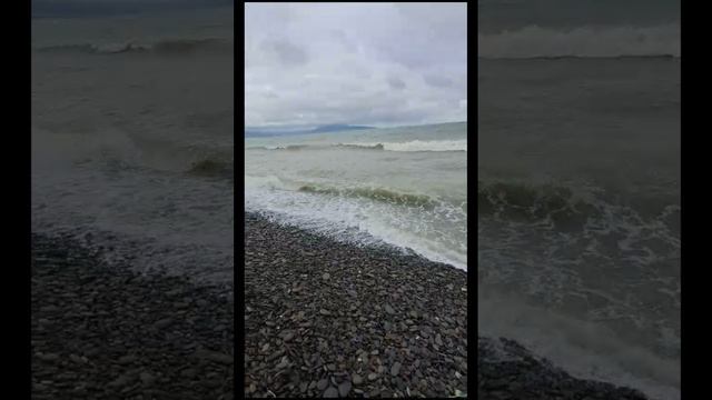 Утренние море бушует.