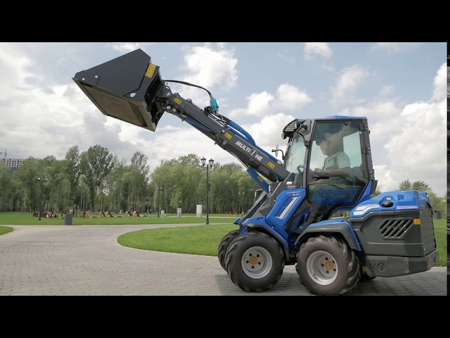 Москва. Парк Остров мечты. Сочлененный минитрактор MultiOne.