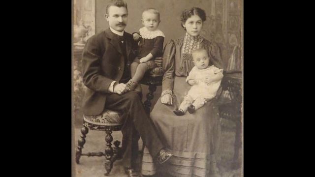 "ПАМЯТЬ ЦВЕТОВ" (старинный вальс) - (Фото гр. "Питер - Взгляд назад") - Сергей Воропаев ((гитара))