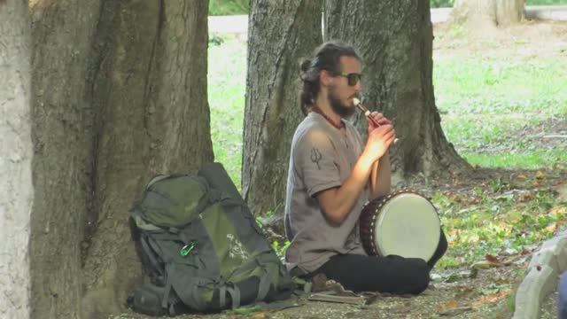 Уличная музыка. Барабан джембе и блок-флейта.