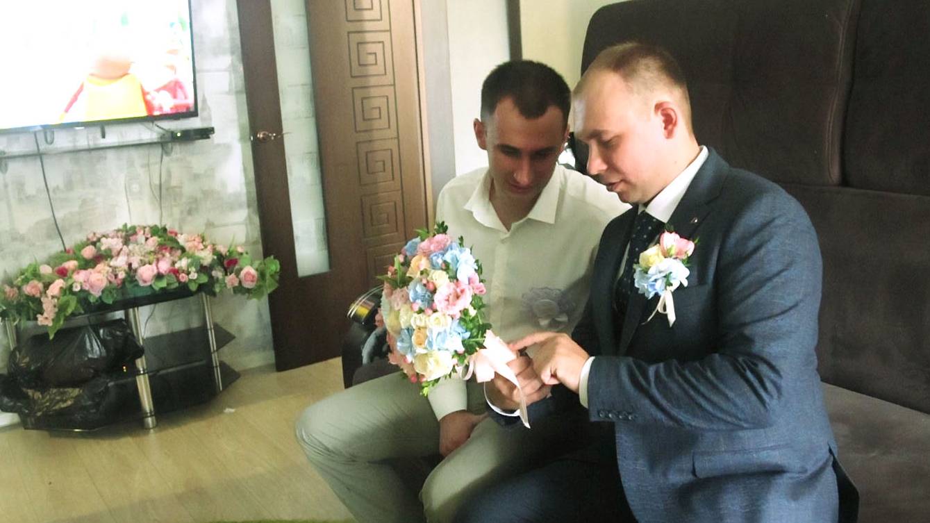 Сборы жениха утром, подготовка к свадьбе