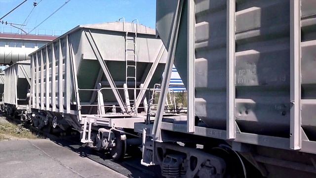 АВТОРА ВИДЕО ВО ВРЕМЯ СЪЕМОК ЧУТЬ НЕ СБИЛ ПОЕЗД
Железнодорожный переезд недалека от метро Обухово