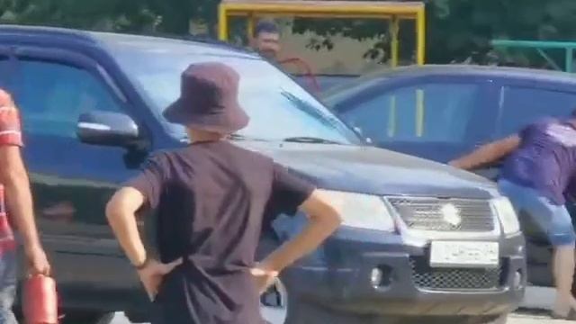 Пожар в Волгограде на парковке горят машины