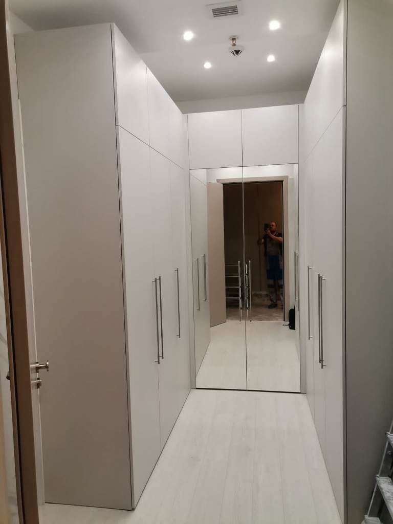 Шкафы в прихожей напротив друг-друга