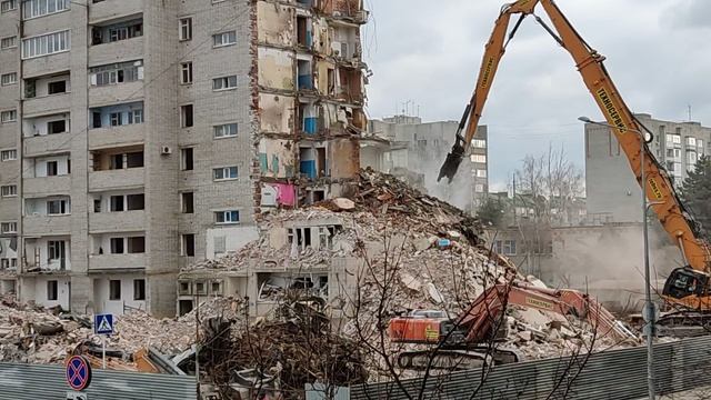 Ейск. Демонтаж дома 13 день. После крушения самолета. Быстро сносят 1 подъезд. Ейск новости. Тутси