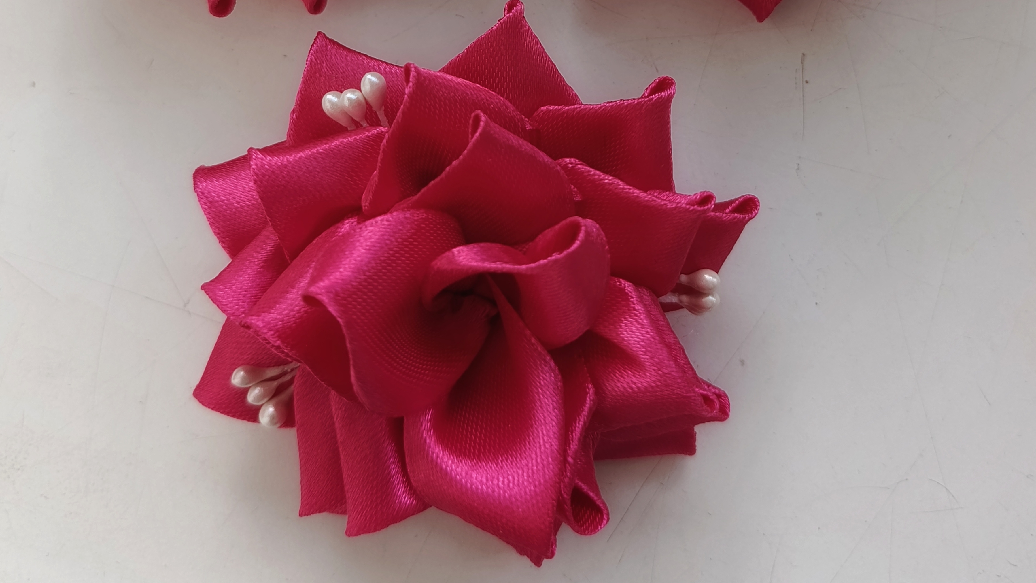 Роза из атласной ленты