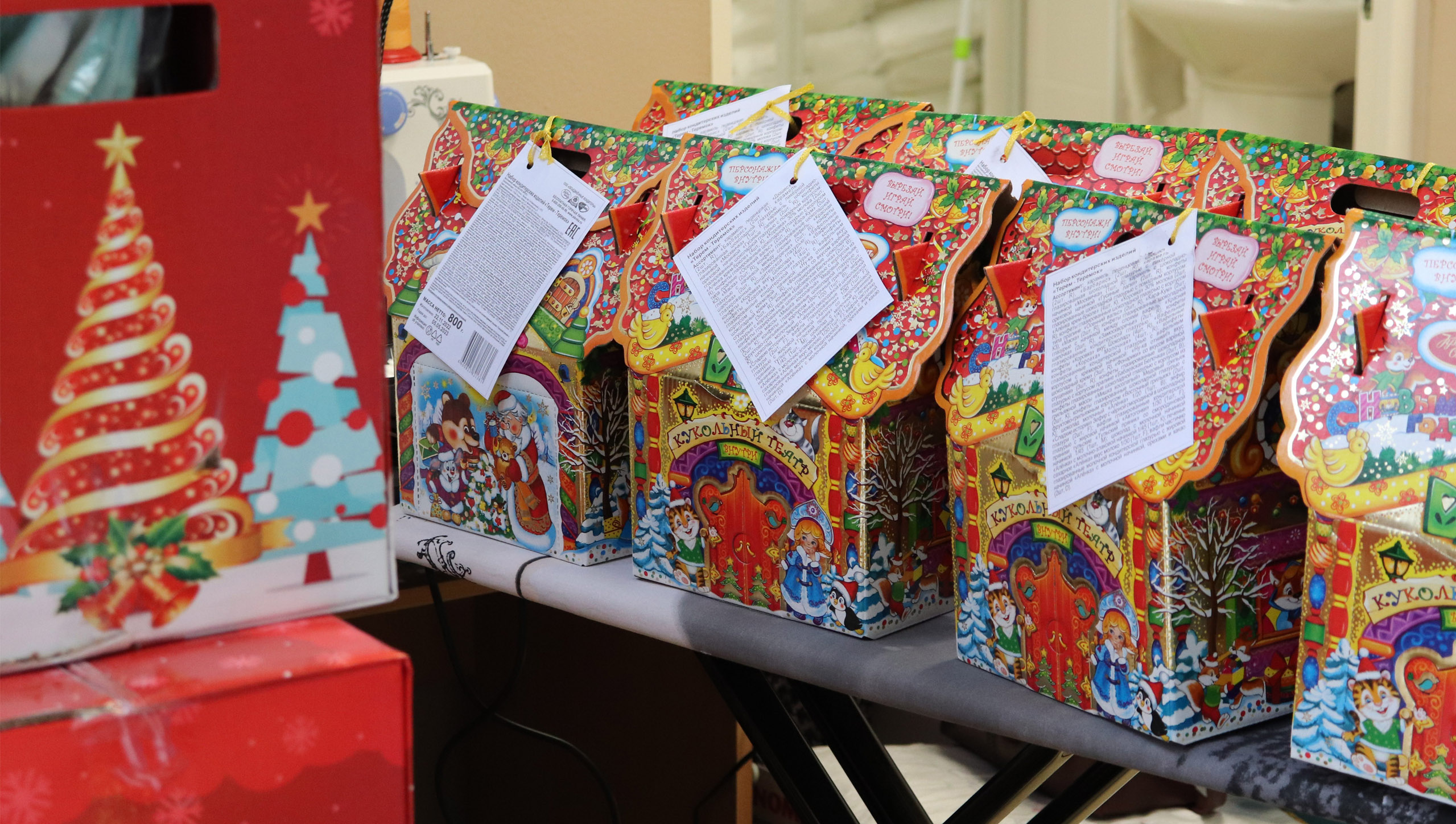 Владимир Бидёвка и Владимир Константинов передали подарки детям Мариуполя