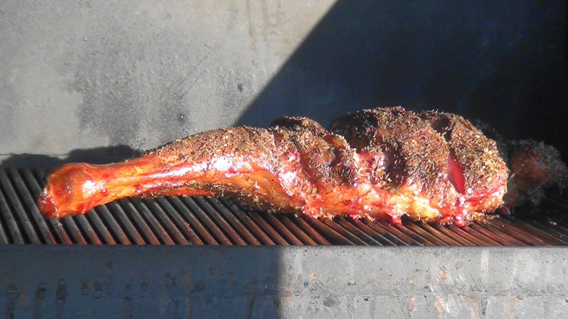 Копченая баранья нога в оффсетном смокере.