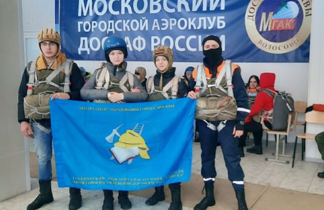 НАД УРОВНЕМ НЕБА. Студенты ТПСК прыгают с парашютом.