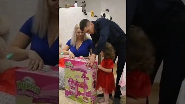 Самое смешное видео / Смешное видео про детей / Как открыть подарок и не пострадать! Смех до слёз!