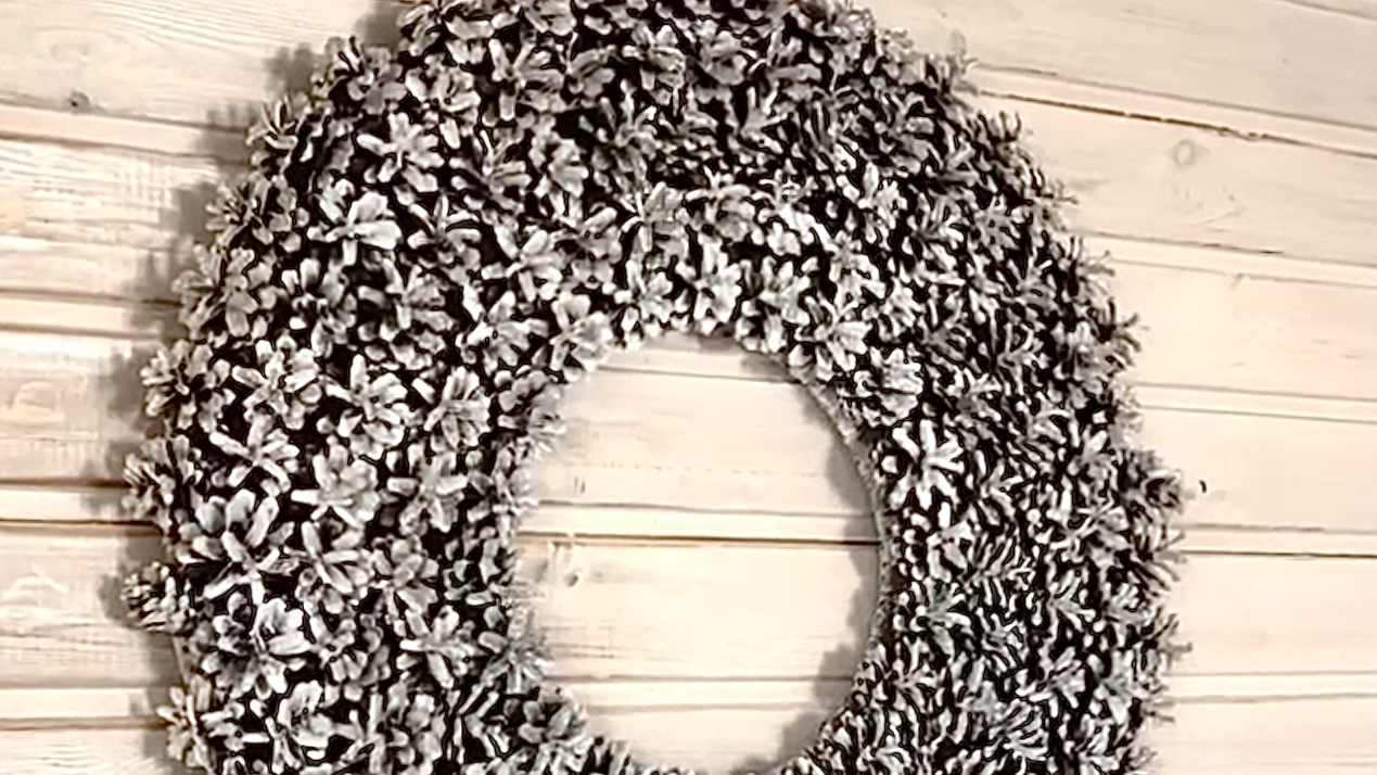 Как сделать изысканный ажурный венок на стену своими руками. Венок на стену на дверь из шишек