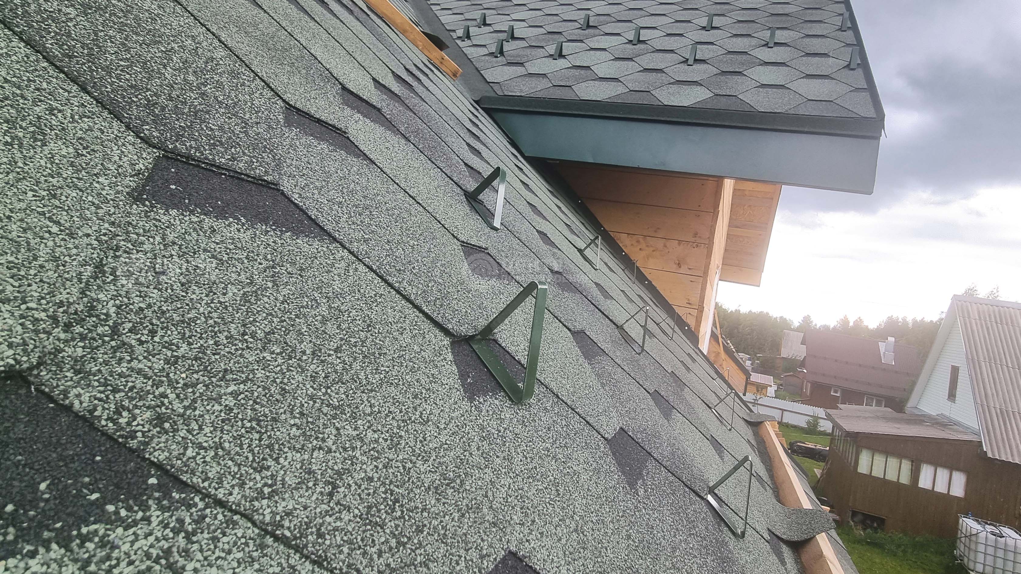 Монтаж гибкой черепицы Шинглас. Утепление пола и настил фанеры в деревянном доме 8 на 8. Сыктывкар