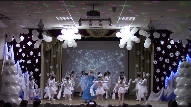 Встречаем Новый год. Волшебный "Танец снежинок" на празднике. Хореографический коллектив СМАЙЛ. Шоу