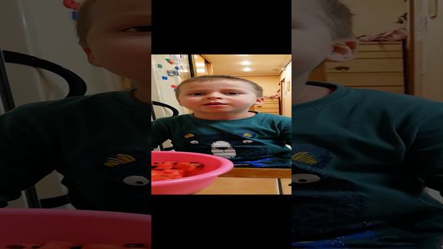 Стих. Под ноги ложится листва золотая...