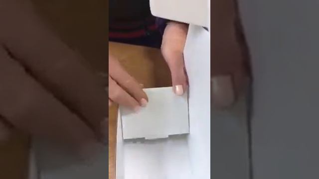 картонная упаковка в форме чемоданчика