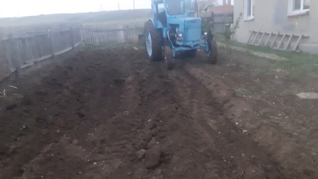 Трактор Т-40 в пашне