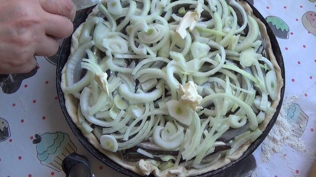 Пирог с мойвой.