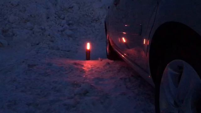 Беспроводной автомобильный пылесос NAVITEL CL100, работа аварийной лампы