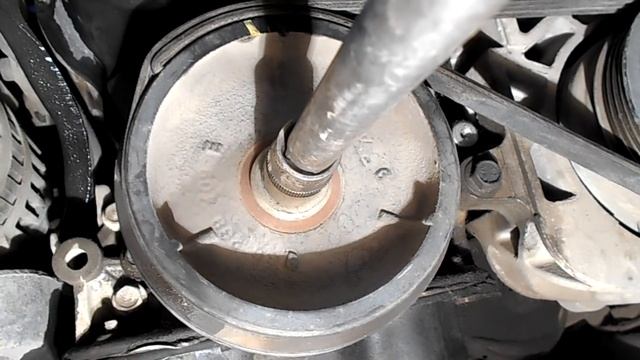 как открутить болт коленвала с помощью поликлинового ремня.mp4