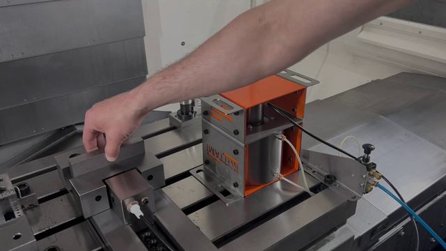 Зажим плоской заготовки с помощью пневмогидропреобразователя (ПГП)