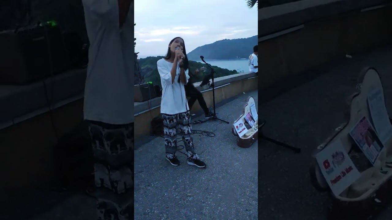 Не знаю, что на счет авторских правОчень понравилось как поет эта тайская девочка #phuket #thailand