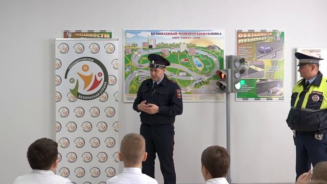 Тема 10. Сигналы светофора. Сигналы регулировщика и особенности его внешнего вида..mp4