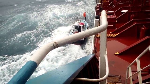 Лоцманы - Life At Sea - A Pilot embarking the Ship in Rough Weather