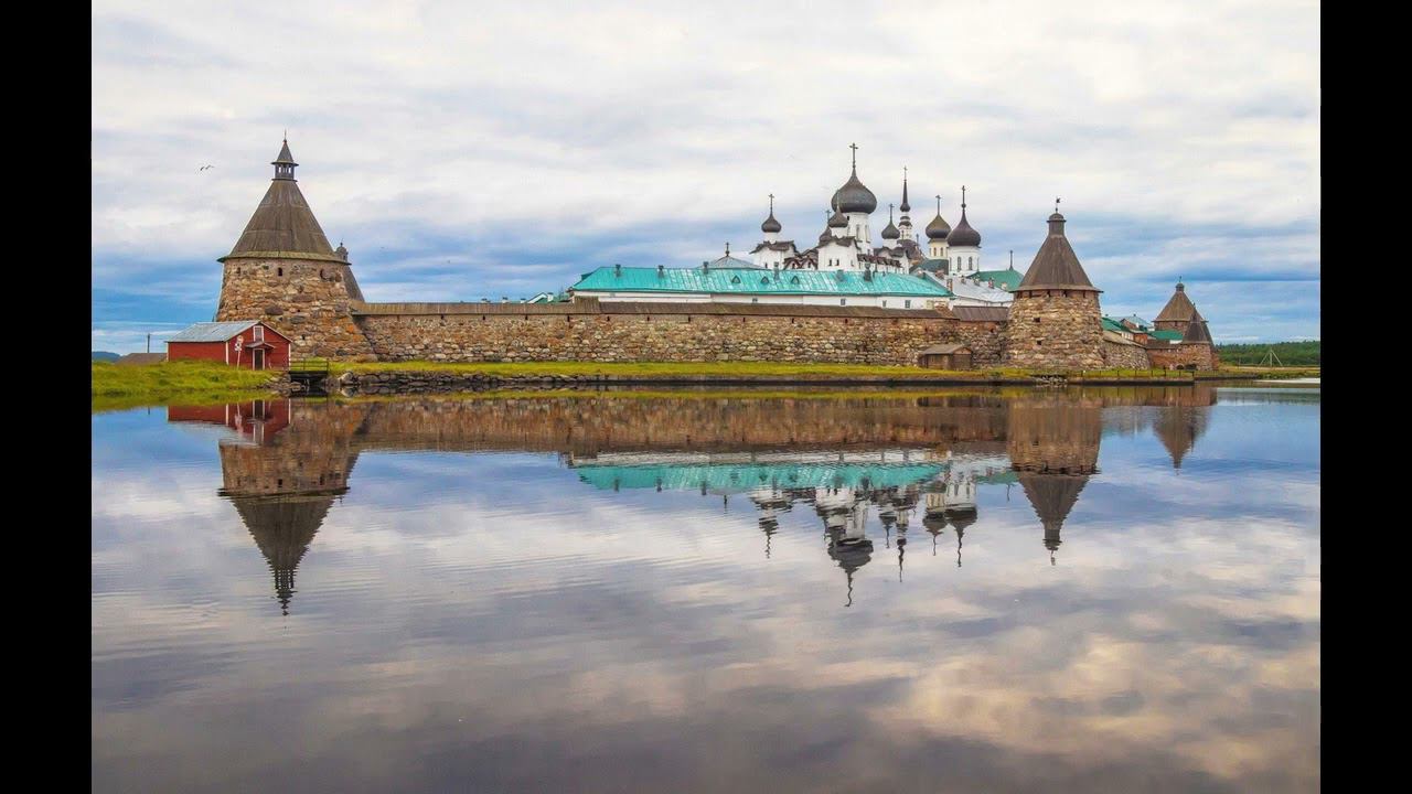 У древних монастырских стен