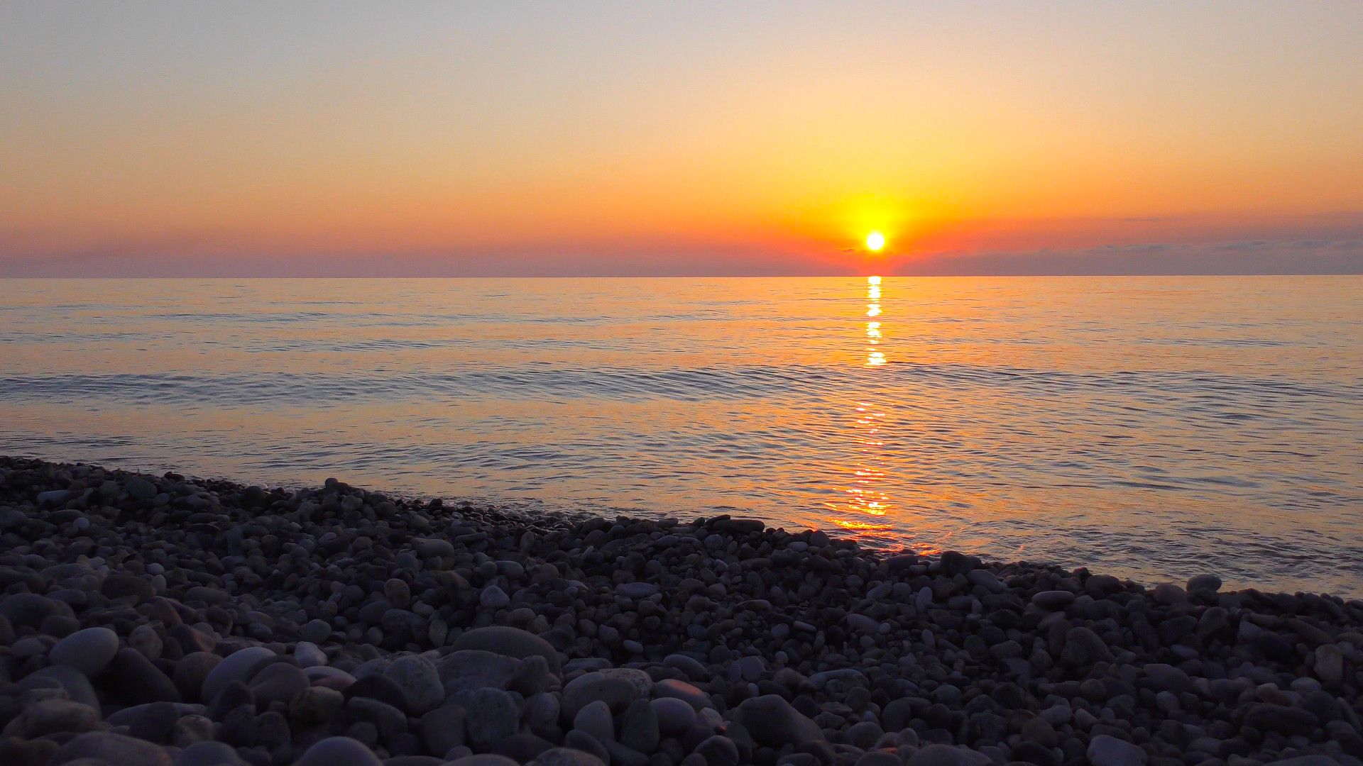 Закат и шум прибоя на Черном море в Батуми, Грузия. 4K UltraHD Black Sea sunset. Batumi - Georgia.