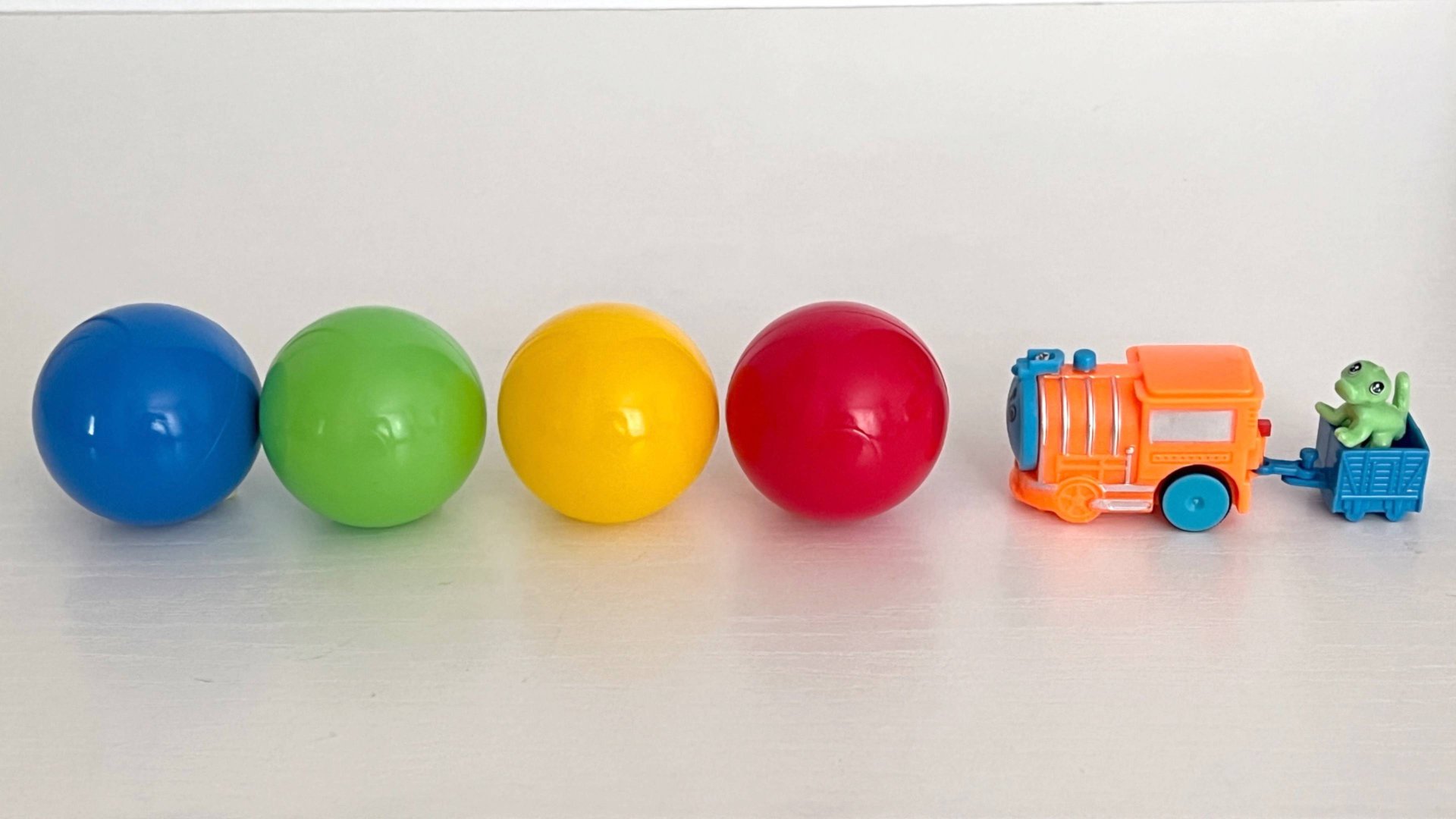 МУЛЬТИКИ ПРО ПАРОВОЗИКИ Веселый паровозик, динозаврик и лабиринт для шариков