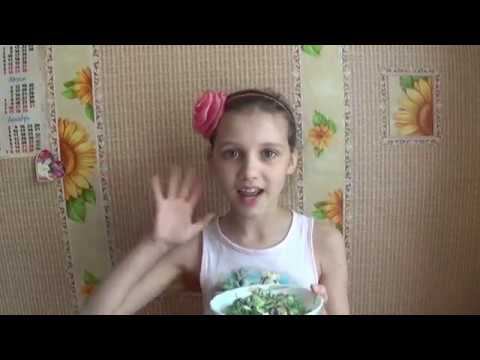 Салат с редиской, огурцом, яйцом и сметаной