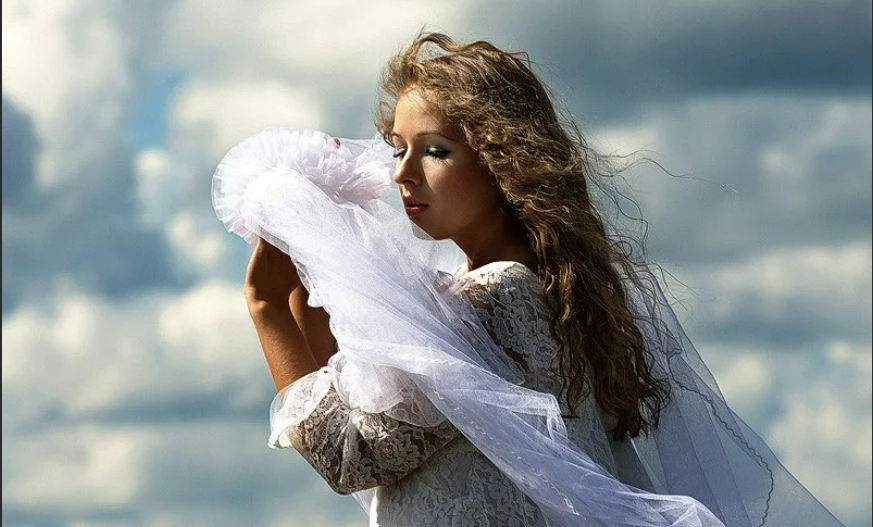 Я её латала, шила, клеила. Автор  текста Алёна Гавенаускене-Колосовская. Стихи.