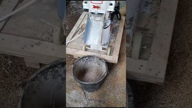 Мини-пресс-гранулятор, модель "ZLSP-150", матрица 3 мм. Сырье-комбикорм. Видео от клиента.