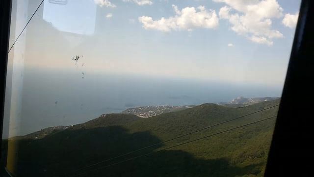 Подъем на гору Ай-Петри по канатной дороге в вагончике