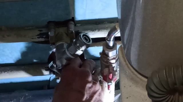 Как стать сантехником. Как установить водонагреватель (бойлер)..mp4