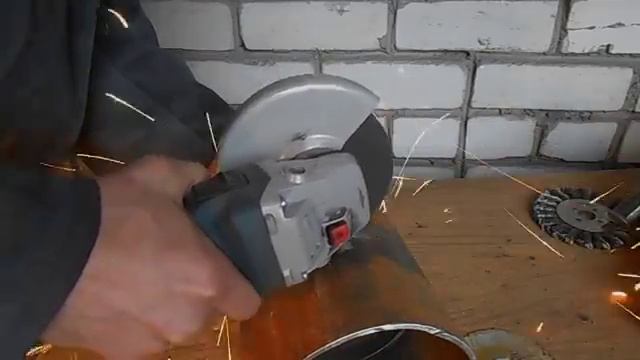 Зачистка прихваток перед сваркой корня шва.mp4