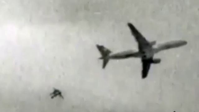 В Австралии случайные очевидцы засняли, как что то преследует пассажирский самолет.