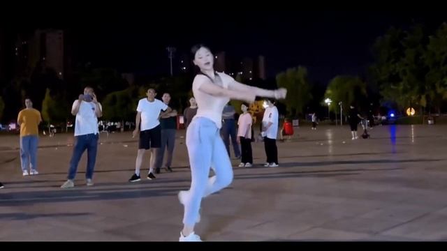 Интересно девушка танцует